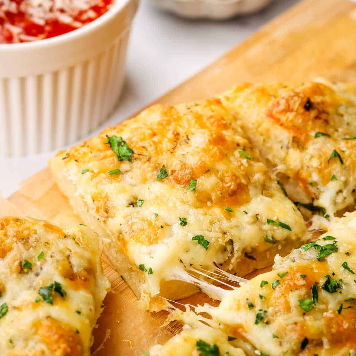 Cheesy Garlic Focaccia - homemestic.com
